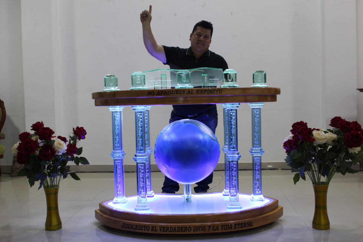 Colombia - Glass pulpit